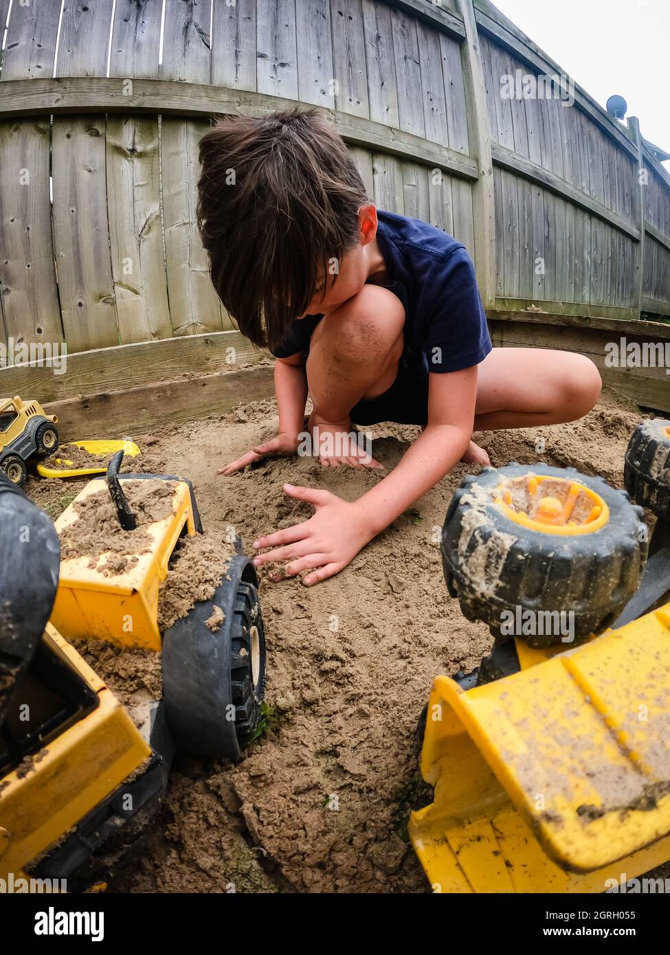 Child digging in the sand hi-res stock photography and images - Alamy