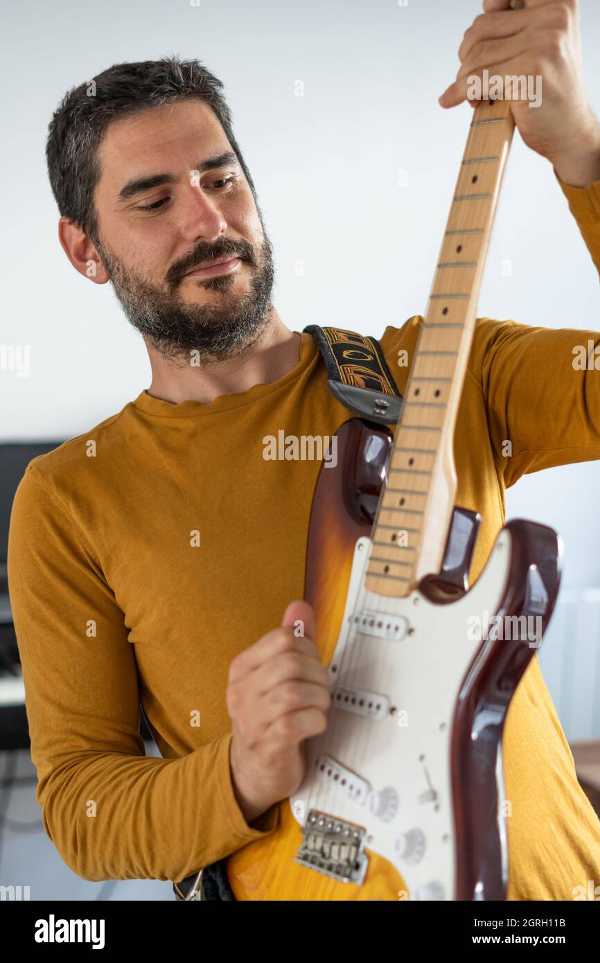 Young man playing electric guitar hi-res stock photography and images ...