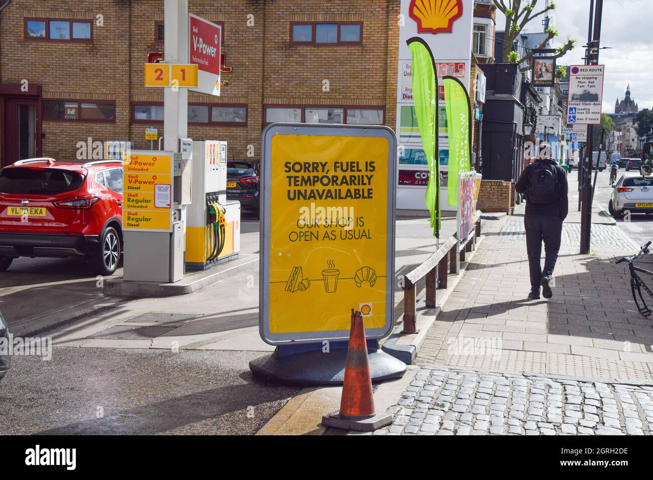 Empty fuel stations hi-res stock photography and images - Alamy
