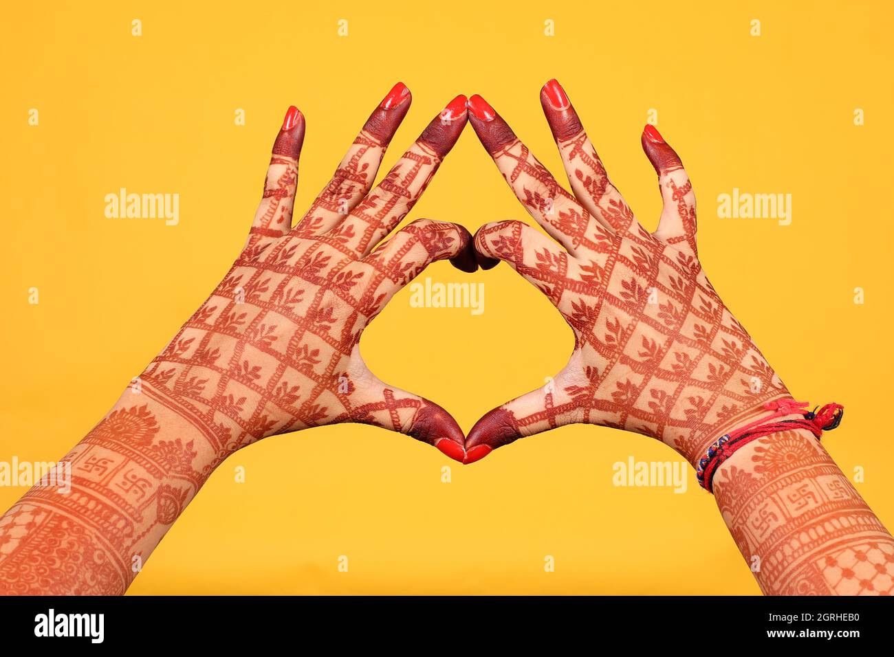 Indian bride henna hands and feet hi-res stock photography and images ...