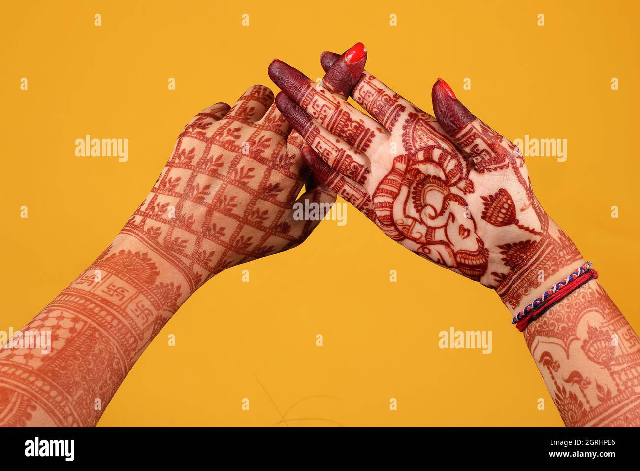 Heena bride hands hi-res stock photography and images - Alamy