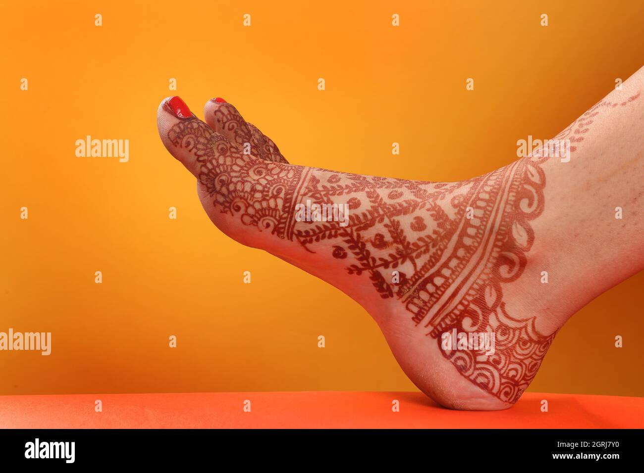 Indian bride henna hands and feet hi-res stock photography and images ...