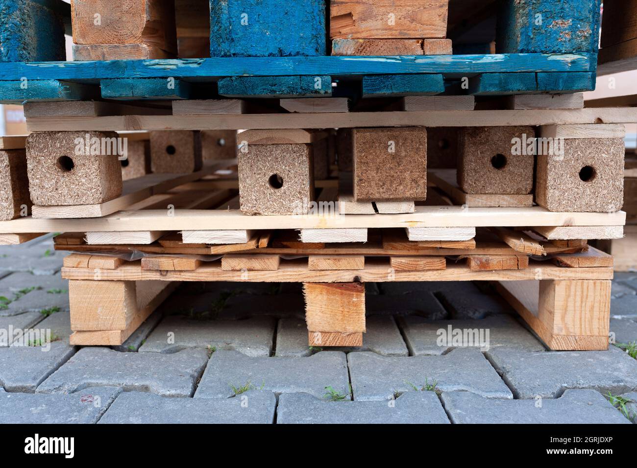 Saw boards hi-res stock photography and images - Alamy