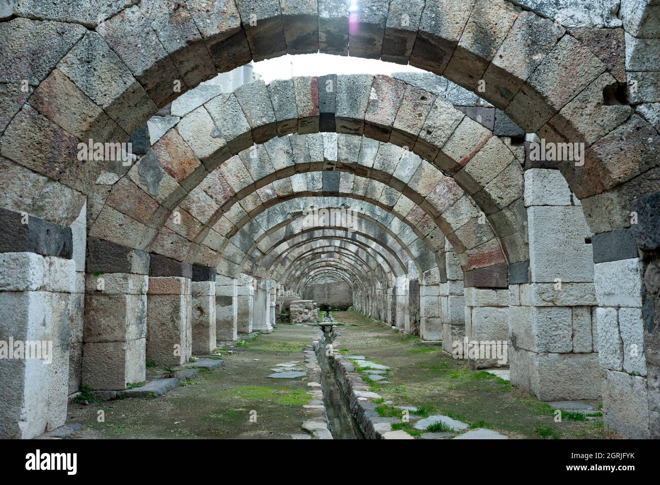 Ancient stone wall historic building hi-res stock photography and ...