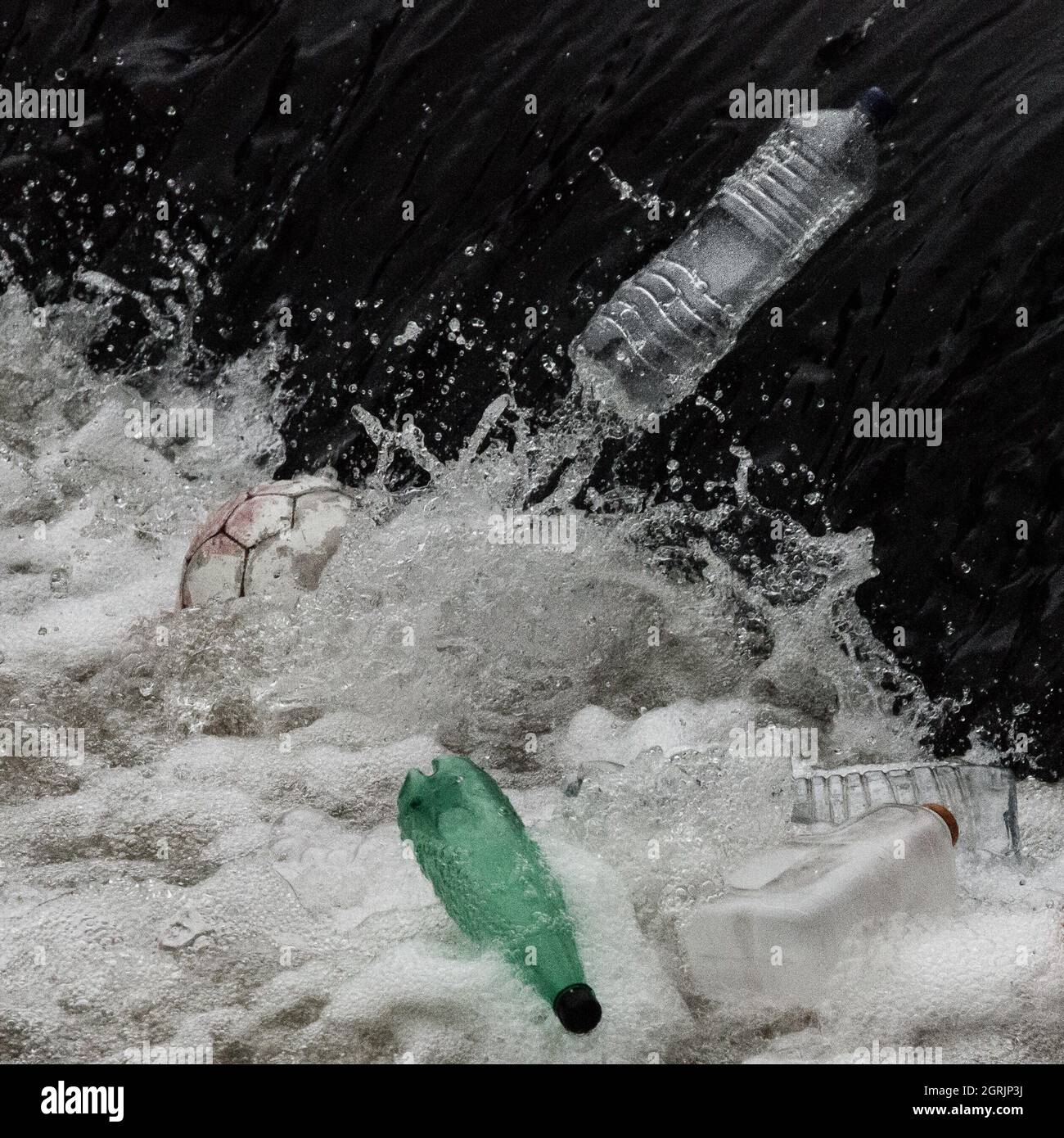 Rushing water underwater hi-res stock photography and images - Alamy