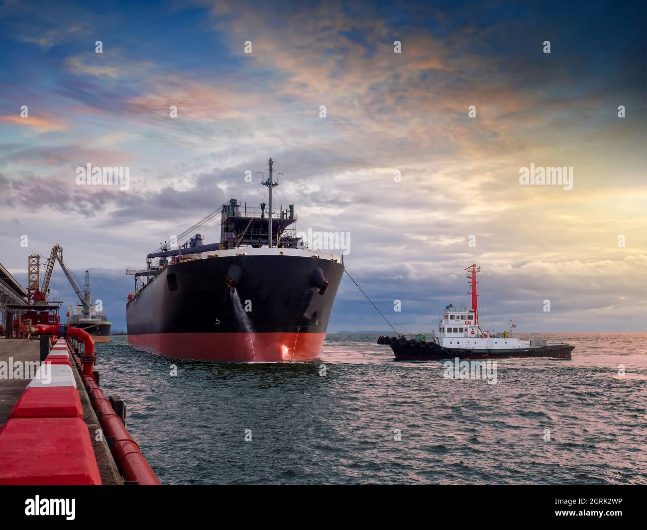 Tugs pushing big ship hi-res stock photography and images - Alamy