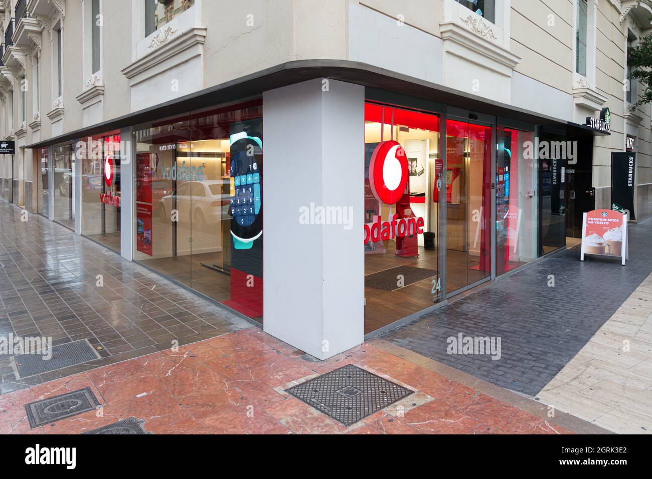 Mobile phone shops 2021 hi-res stock photography and images - Alamy