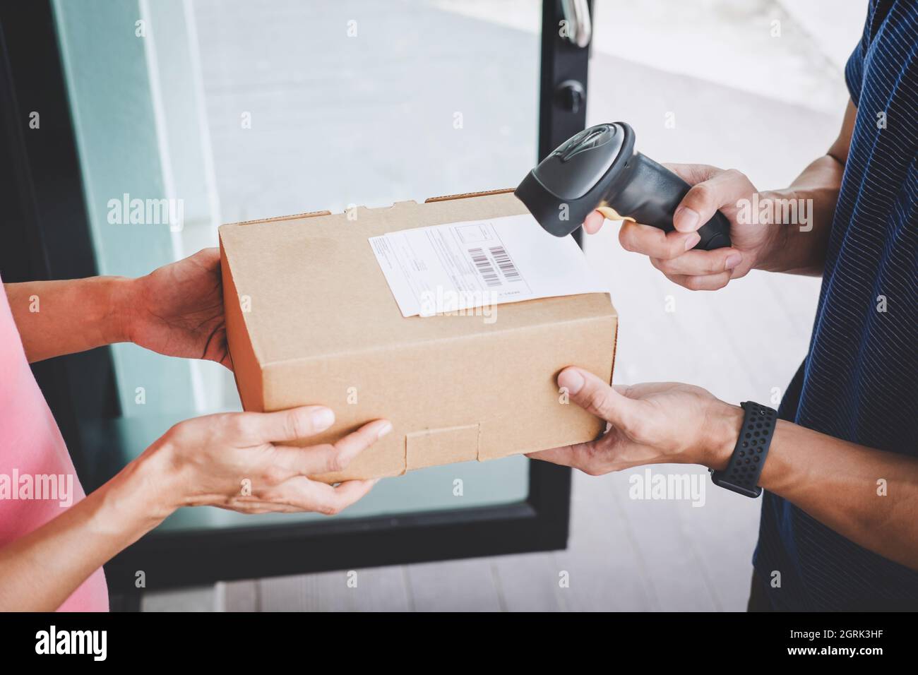 Customer scanner hi-res stock photography and images - Alamy