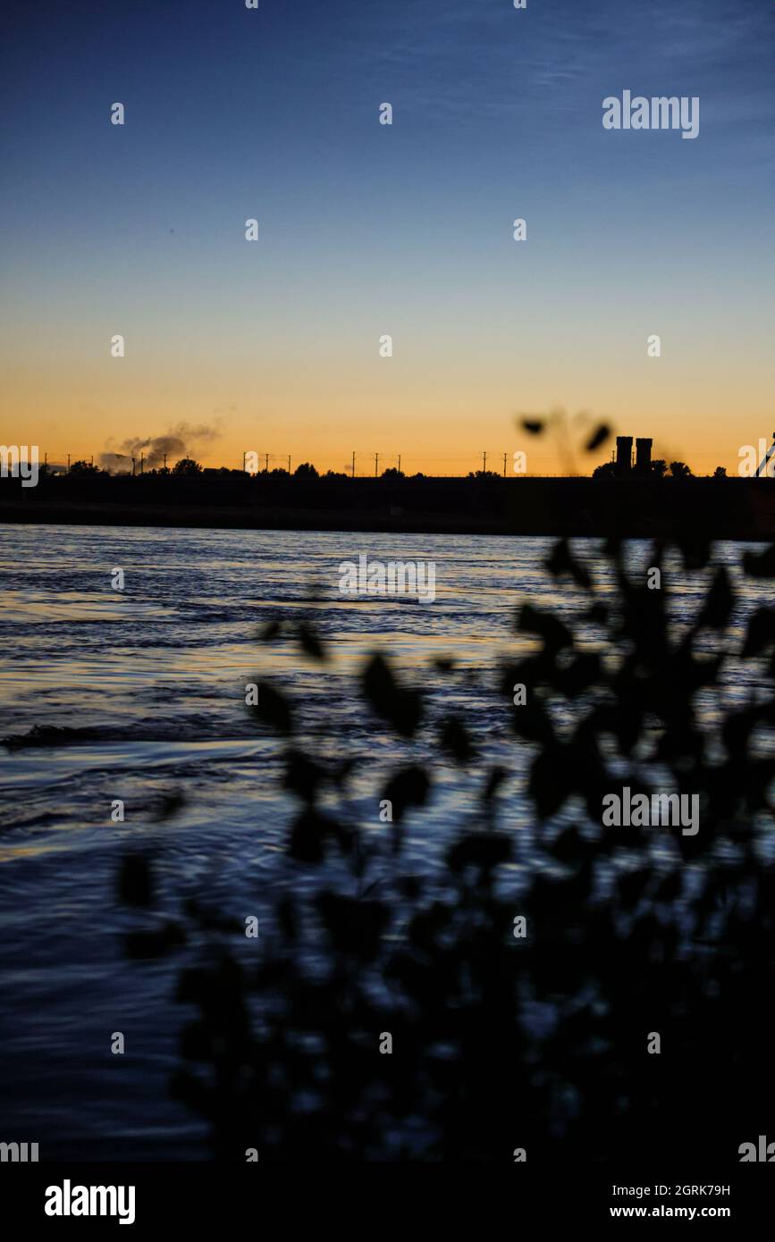 Mesmerizing view of an ocean at scenic sunset in Dusseldorf, Germany ...