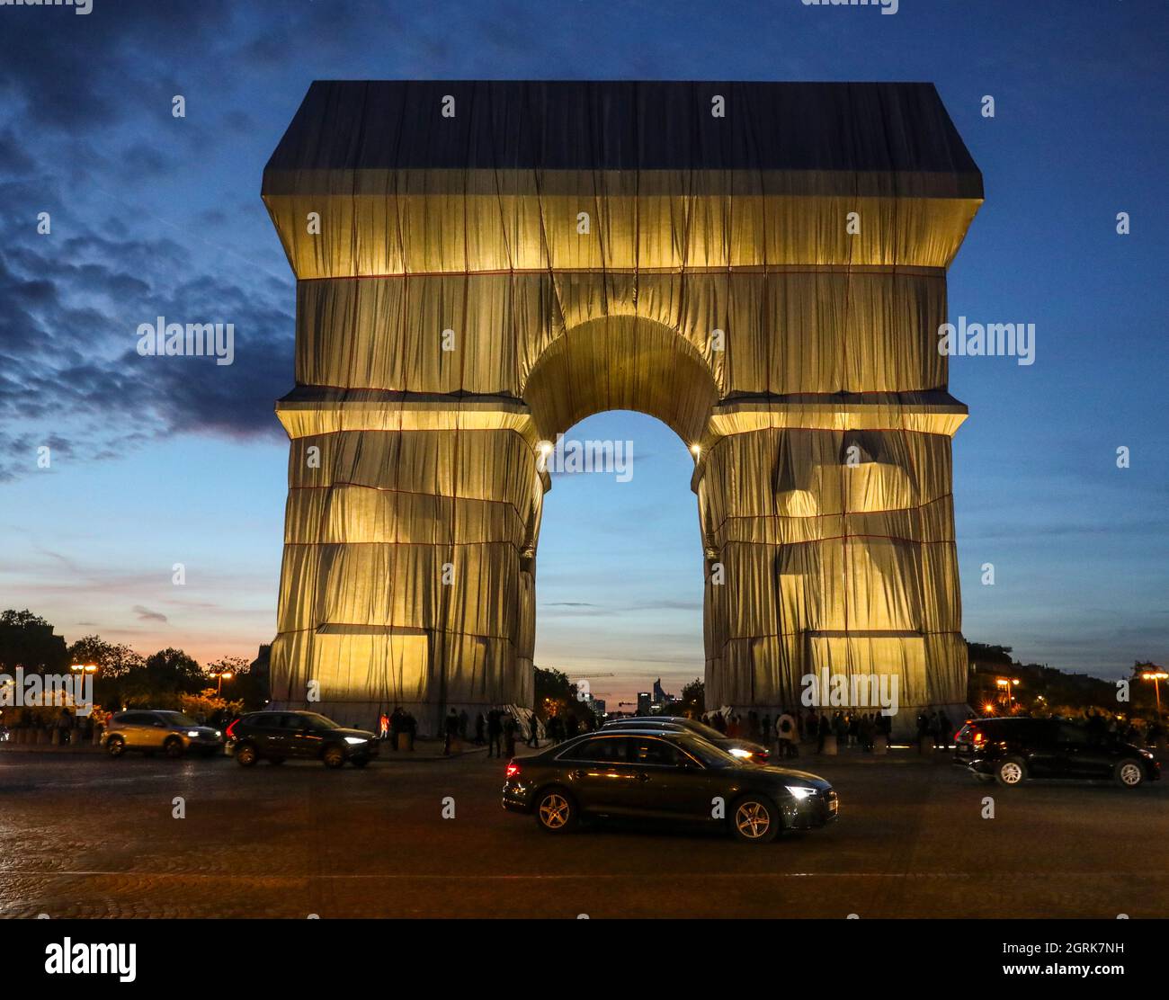 ARC DE TRIOMPHE WRAPPED SUNSET AND NIGHTIME, PARIS Stock Photo - Alamy