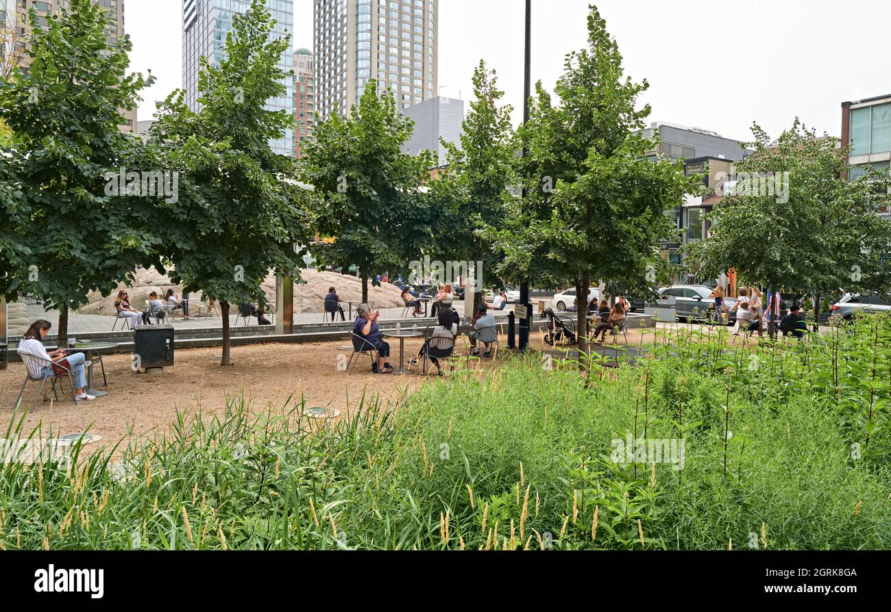 Crowded park sunny day lunch hi-res stock photography and images - Alamy