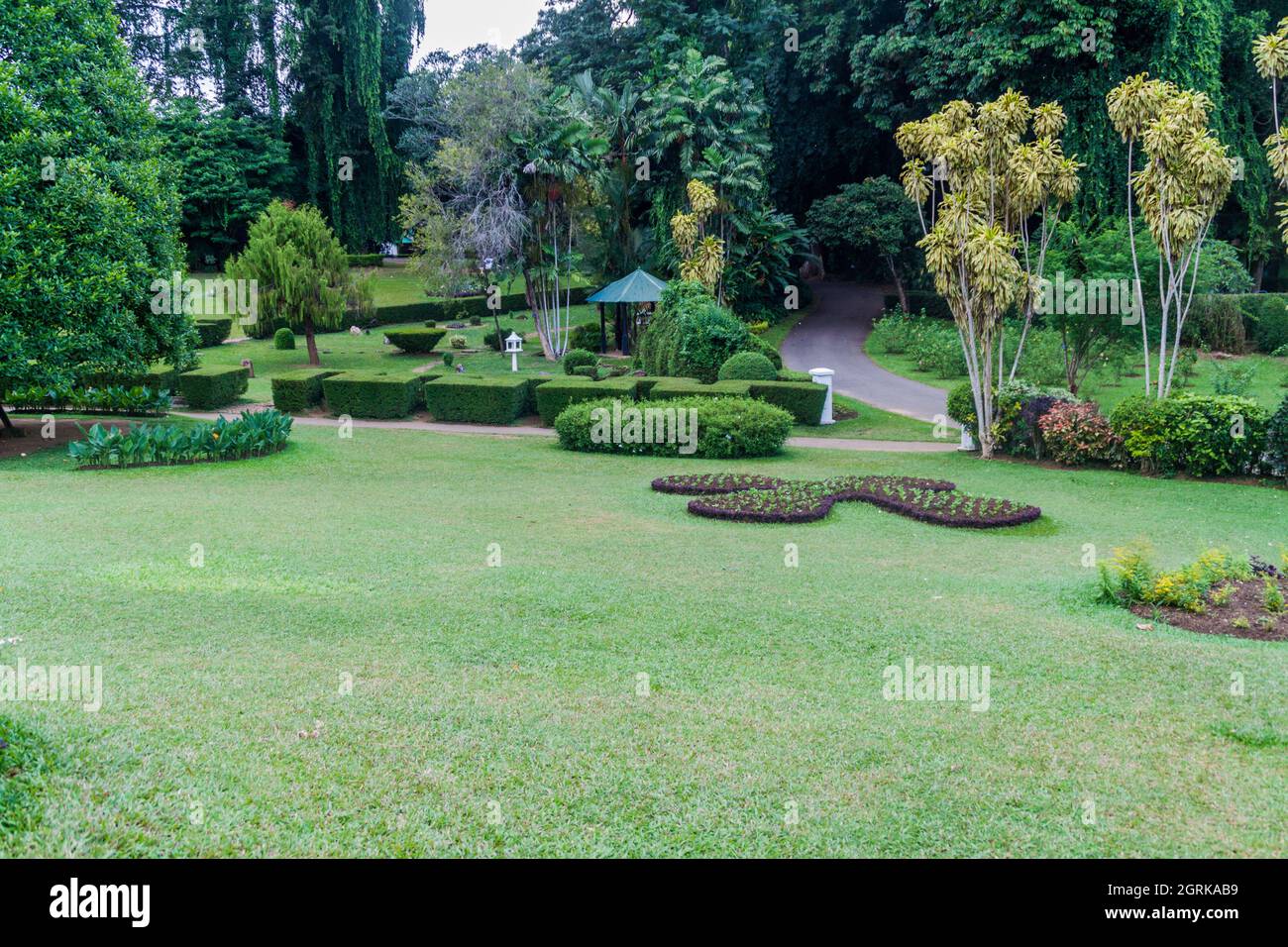 Beautiful landscaped grounds hi-res stock photography and images - Alamy