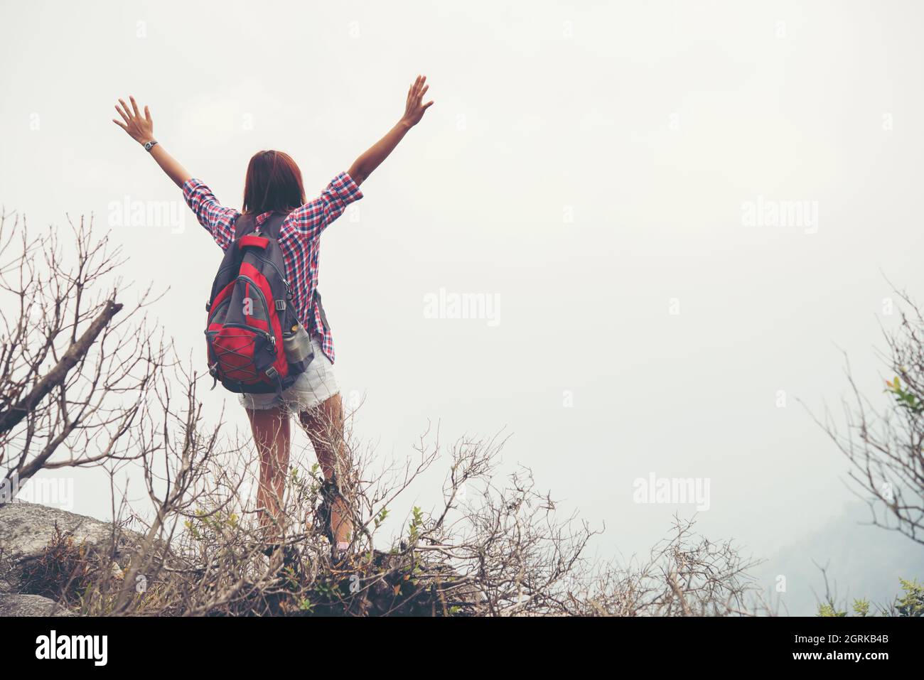 Person standing cliff foggy weather adventure hi-res stock photography and images - Alamy
