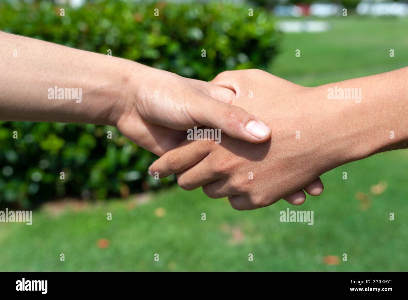 Contract signing handshake hi-res stock photography and images - Alamy