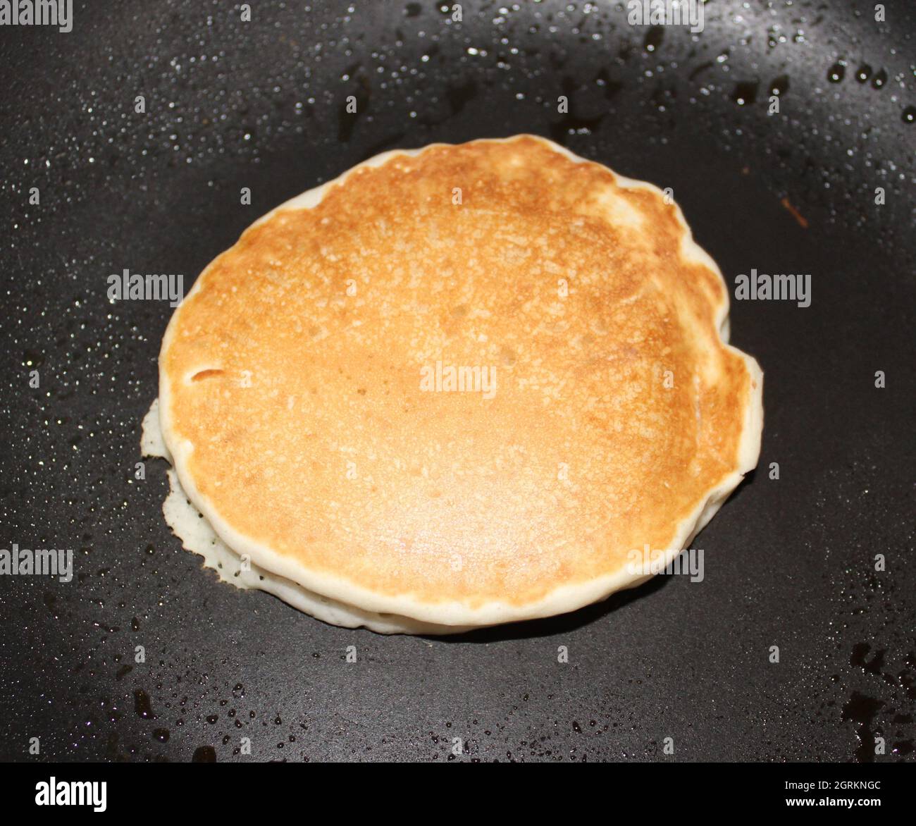 Single pancake cooking in a skillet Stock Photo - Alamy