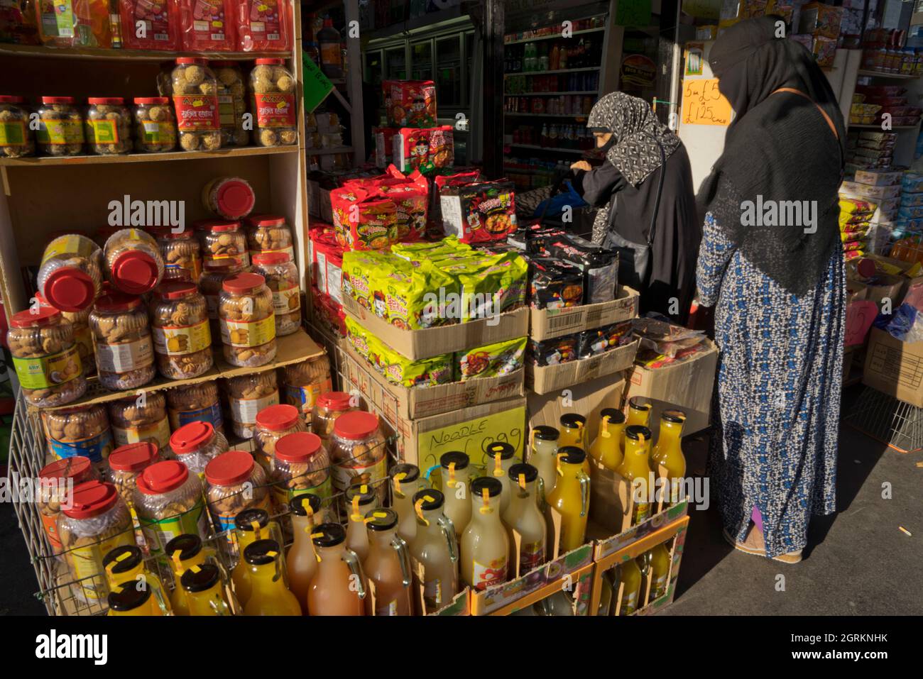Muslim women shopping hi-res stock photography and images - Alamy