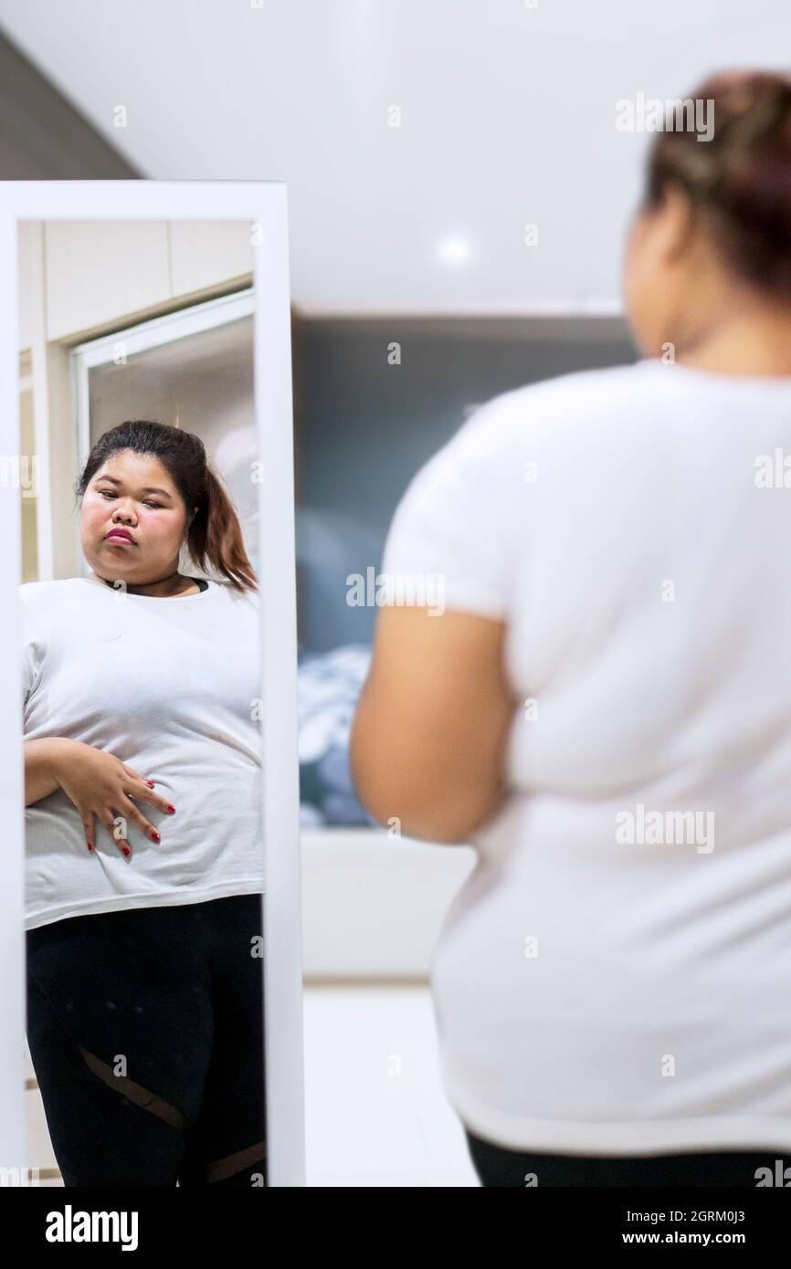 Women stomach mirror hi-res stock photography and images - Alamy