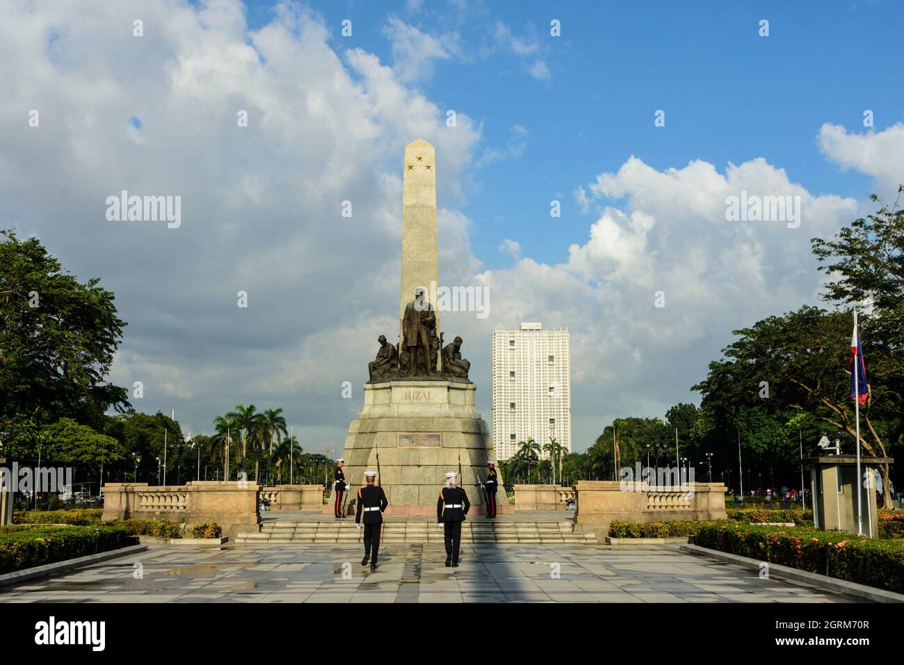 Changing of the guards at the Rizal monument in Luneta, Manila ...