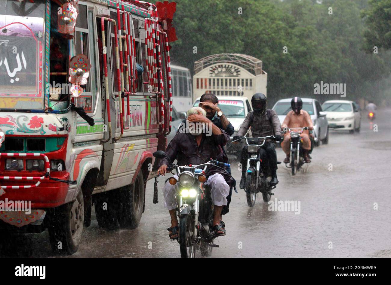 Karachi, Pakistan. 01st Oct, 2021. Commuters are passing through road ...
