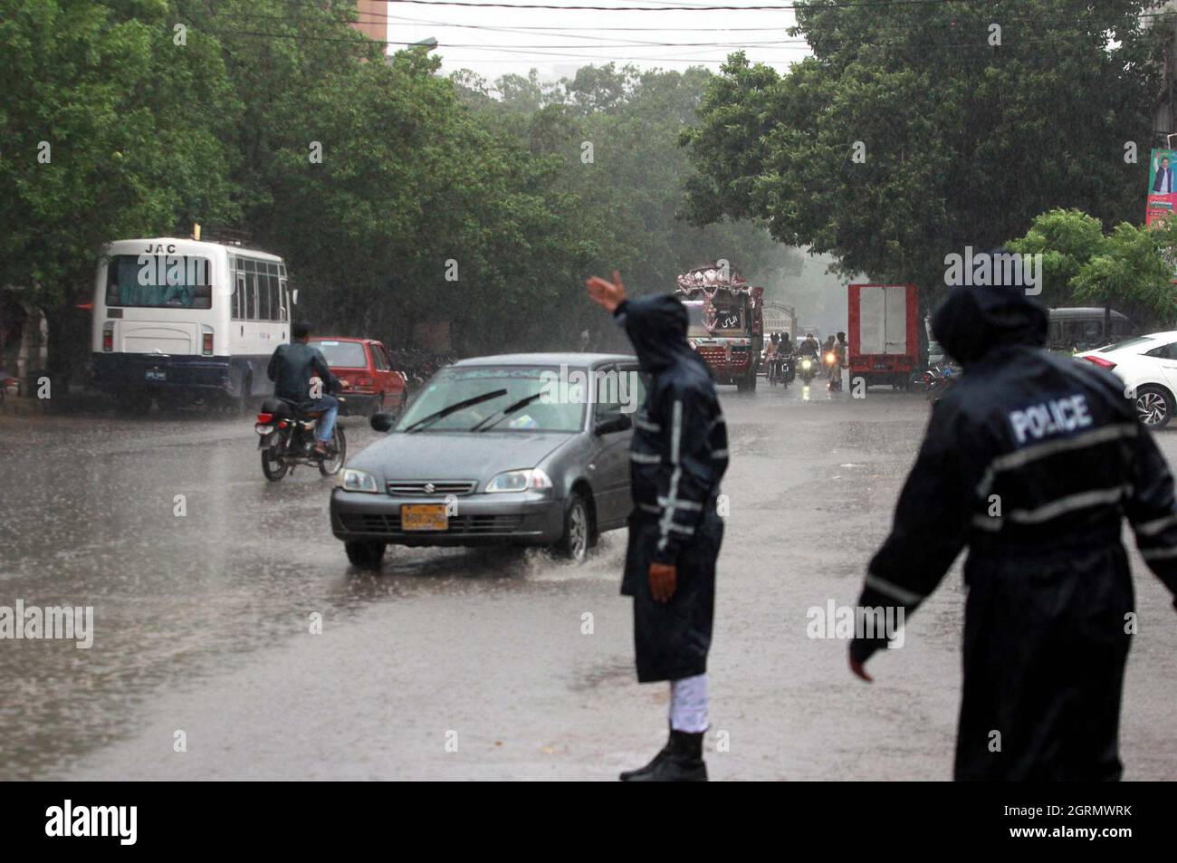 Karachi, Pakistan. 01st Oct, 2021. Commuters are passing through road ...