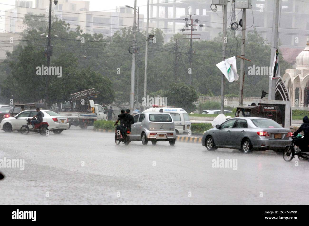 Karachi, Pakistan. 01st Oct, 2021. Commuters are passing through road ...