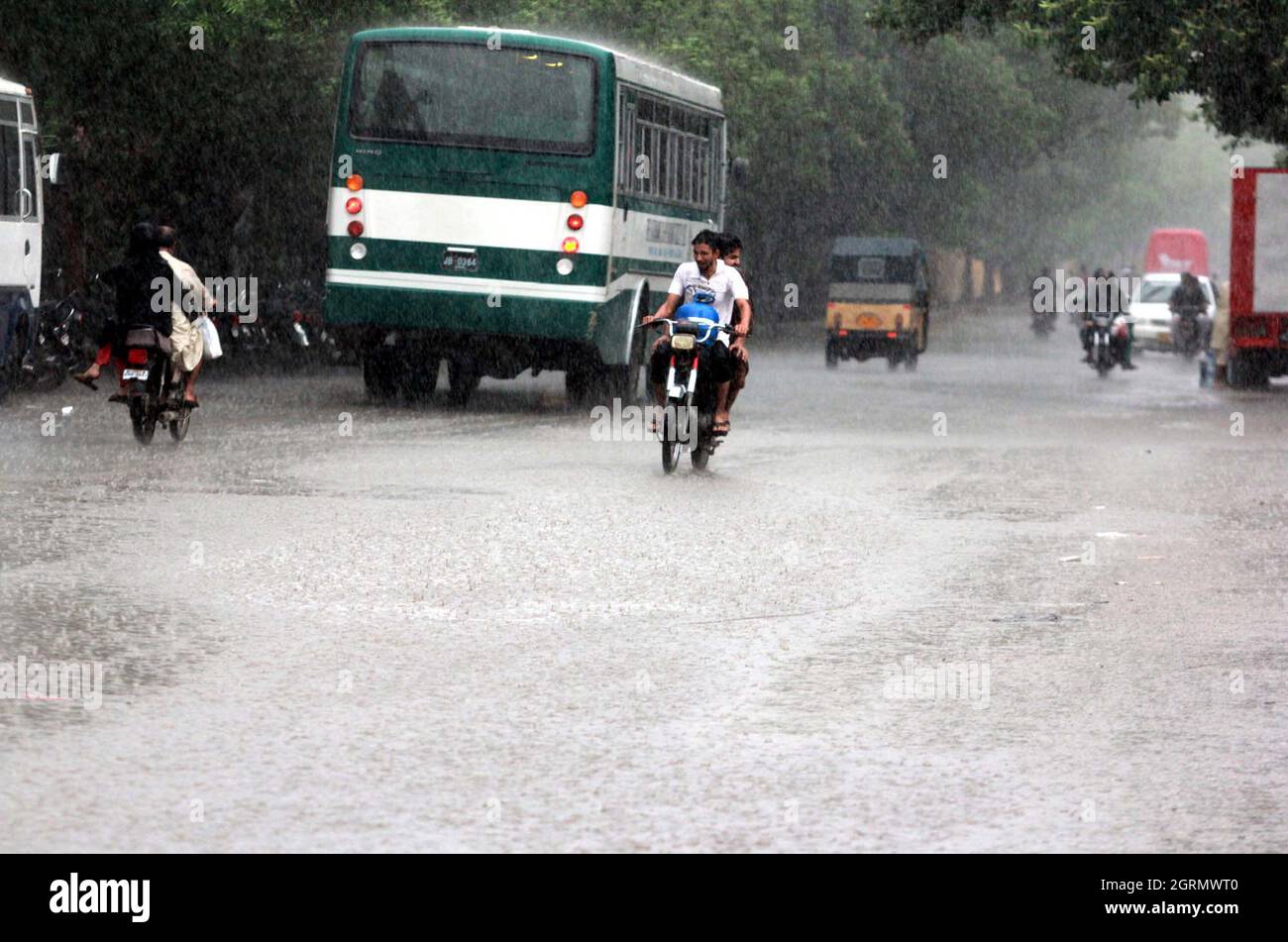 Karachi, Pakistan. 01st Oct, 2021. Commuters are passing through road ...