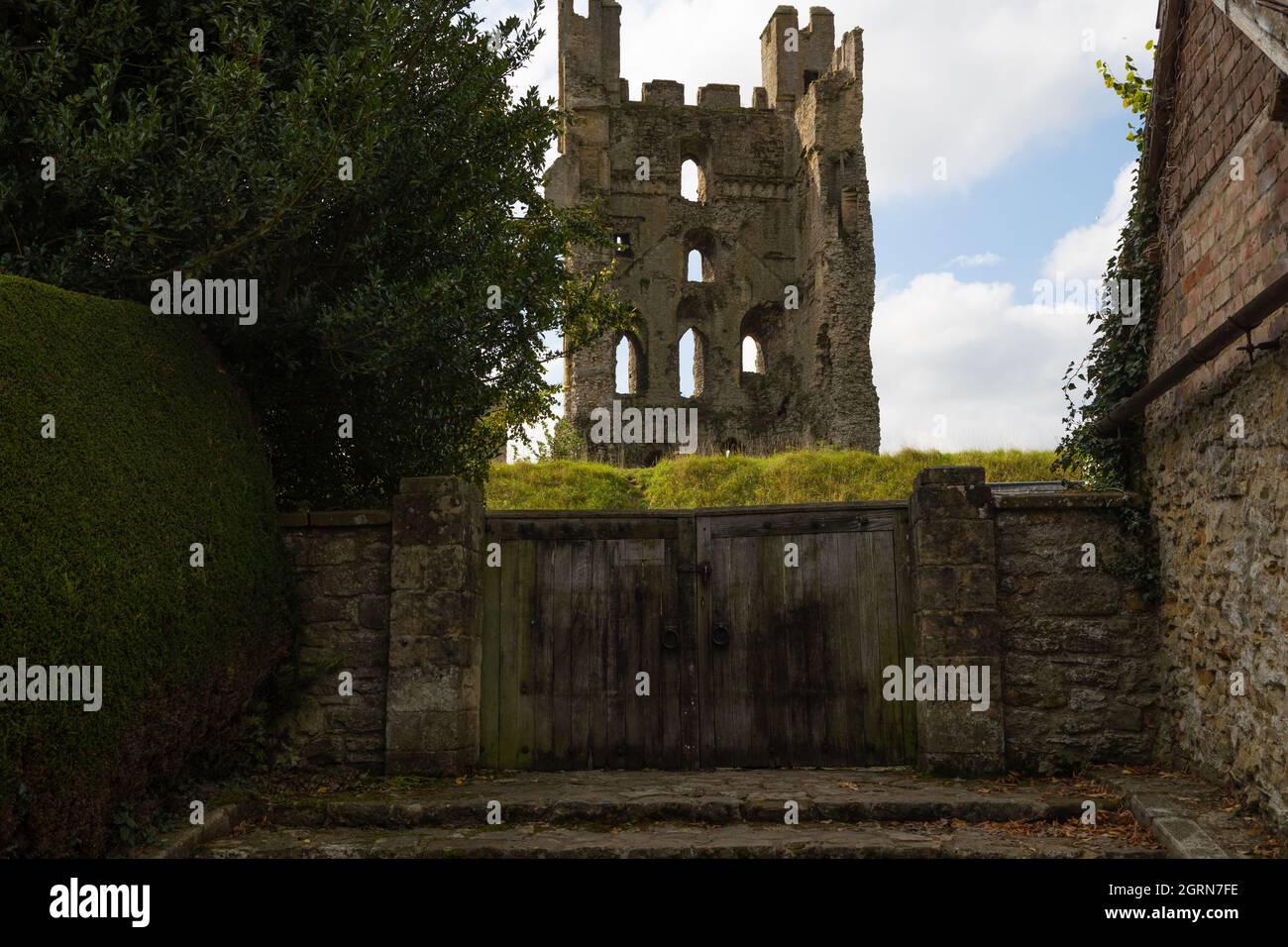 The ruins of Helmsley Castle Helmsley, North Yorkshire Stock Photo - Alamy