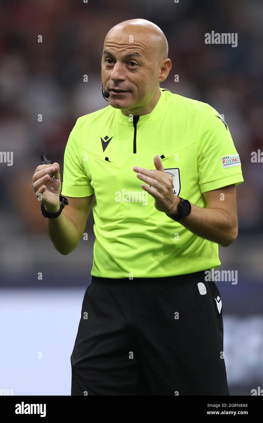 Milan, Italy, 28th September 2021. The referee Cuneyt Cakir of Turkey ...