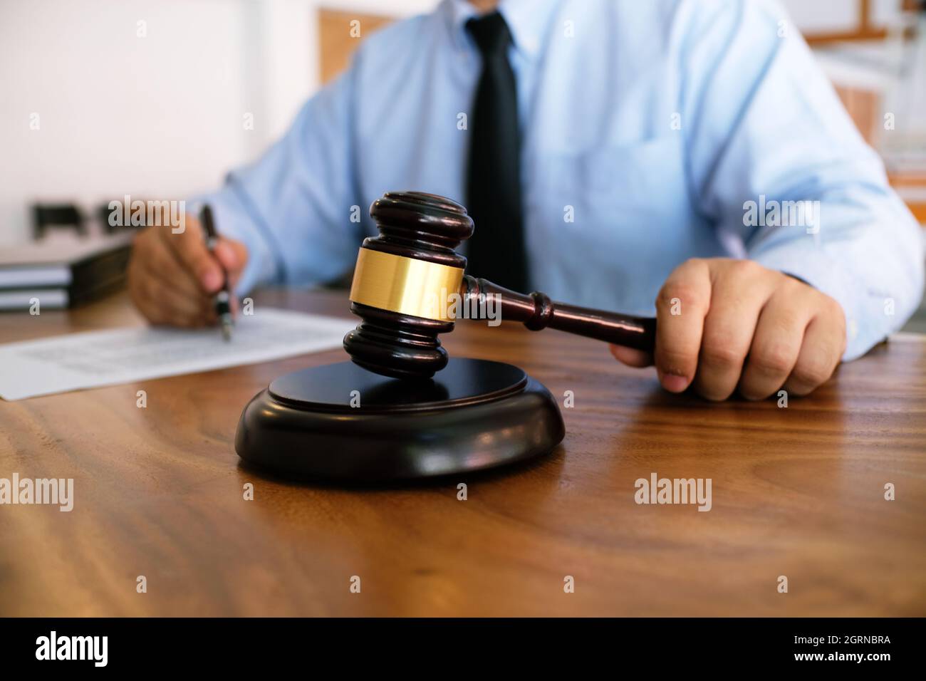 Gavel hitting hi-res stock photography and images - Alamy