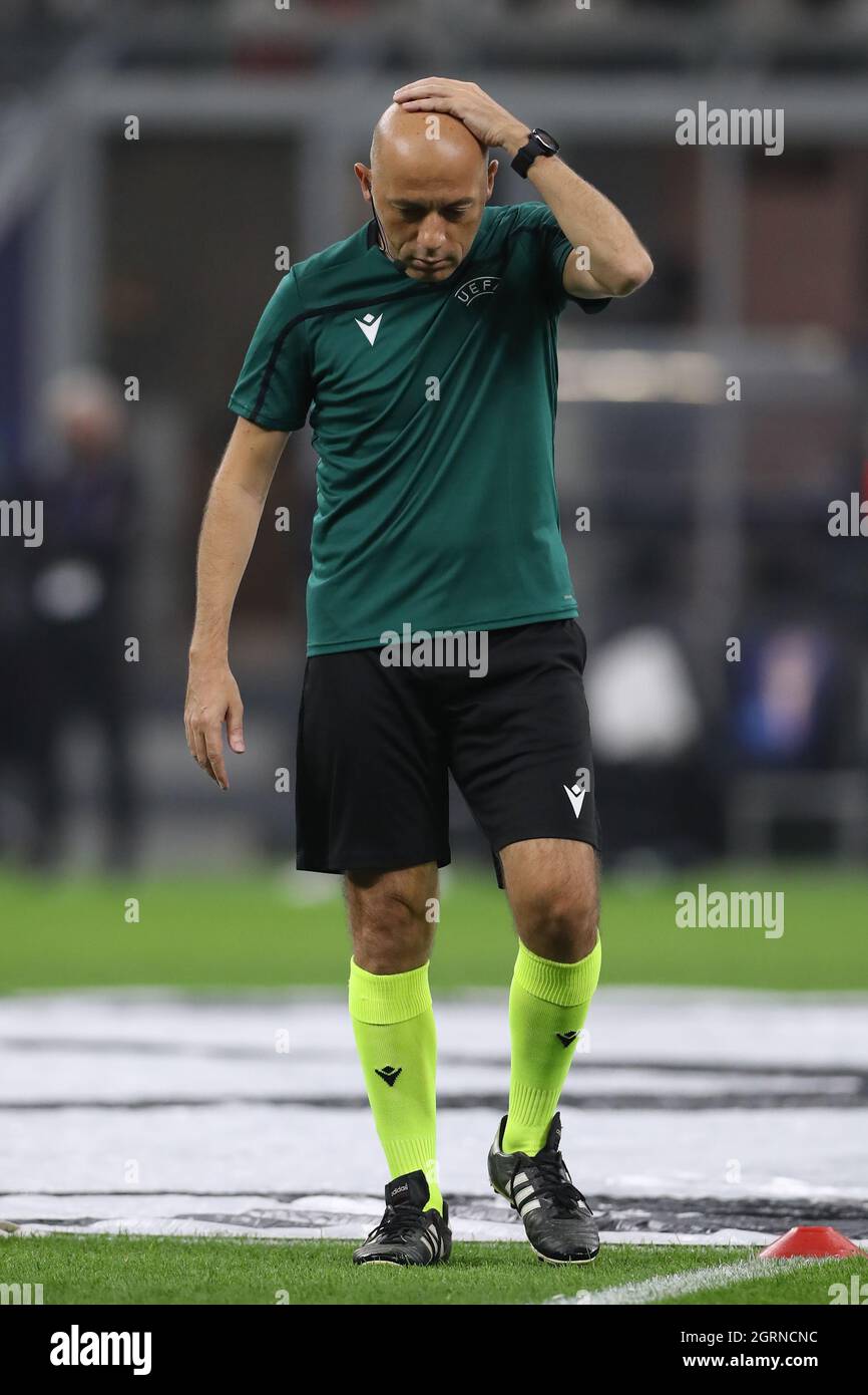 Milan, Italy, 28th September 2021. The referee Cuneyt Cakir of Turkey ...