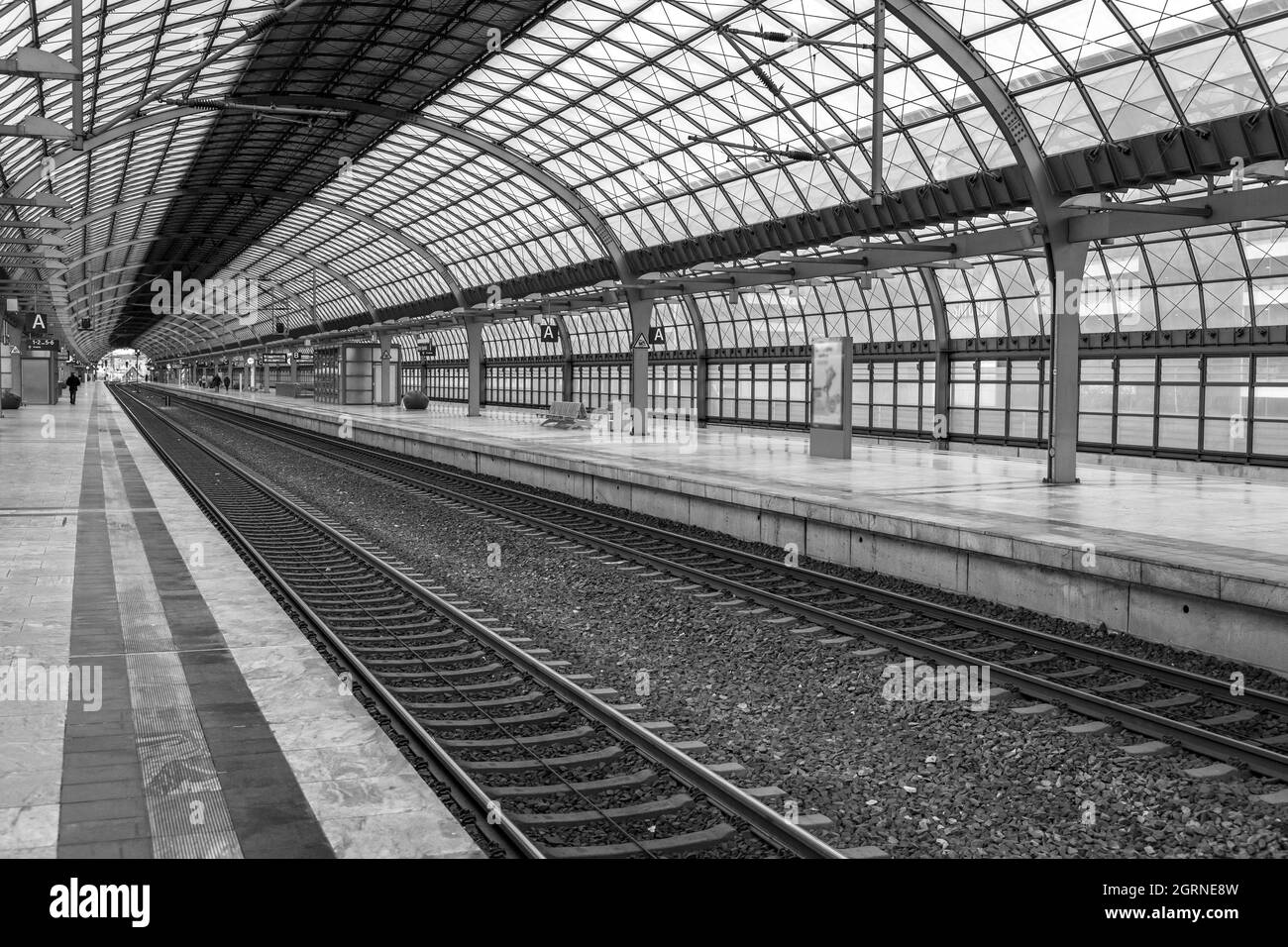 Empty train platform architecture Black and White Stock Photos & Images ...