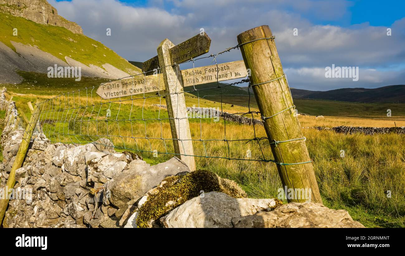 Langcliffe and yorkshire and cave hi-res stock photography and images ...