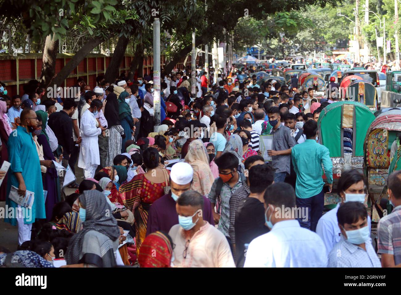 Non Exclusive: DHAKA, BANGLADESH - OCTOBER, 1, 2021: Students make queue outside of Dhaka ...