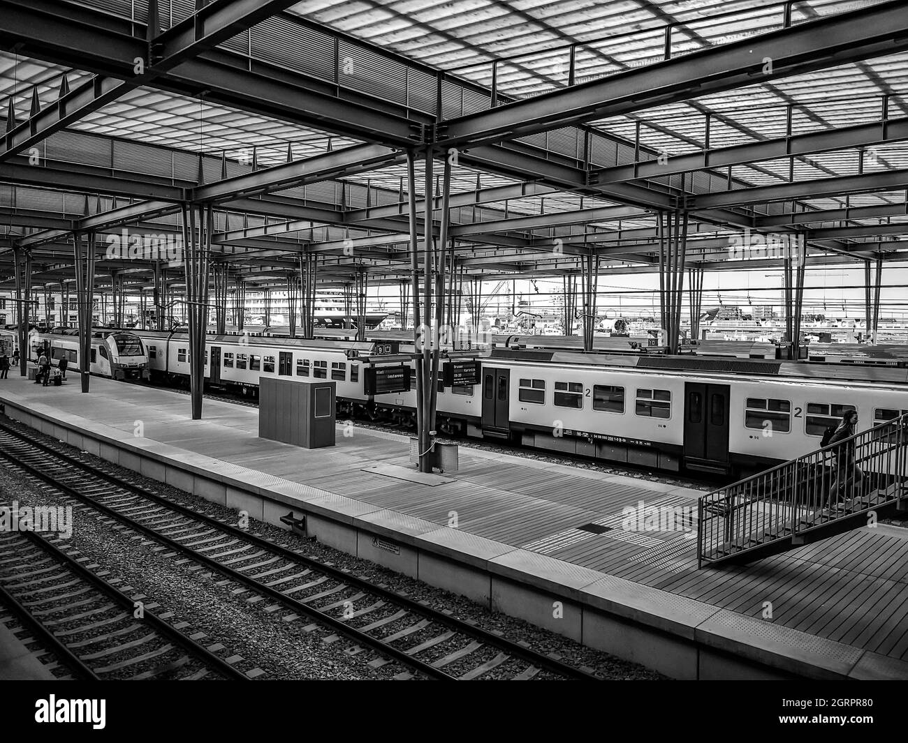 People waiting for train on platform Black and White Stock Photos ...