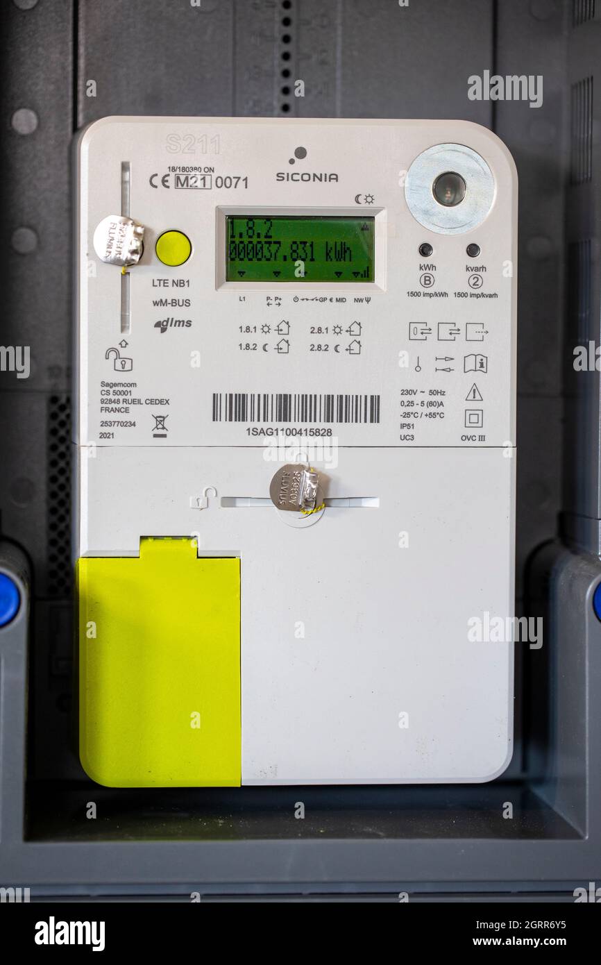 Installed smart meter hi-res stock photography and images - Alamy