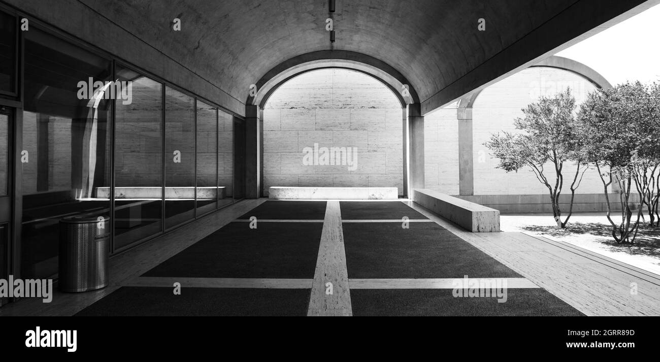 Empty museum wall with bench Black and White Stock Photos & Images - Alamy