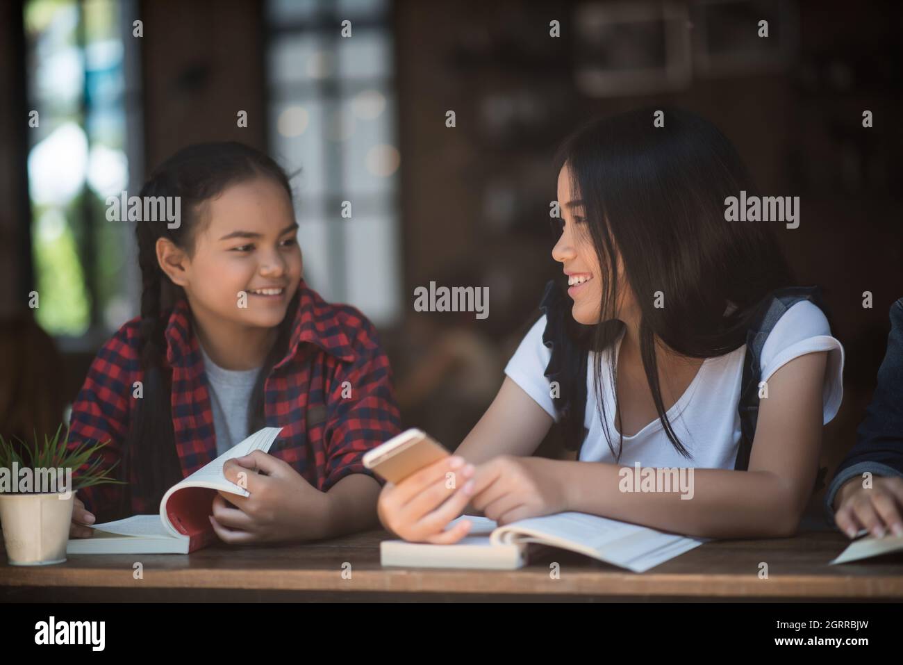 Girls talking book library hi-res stock photography and images - Alamy