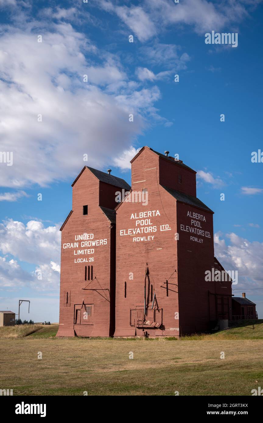 Rowley, Alberta - September 6, 2021: Historic grain elevators in the ...