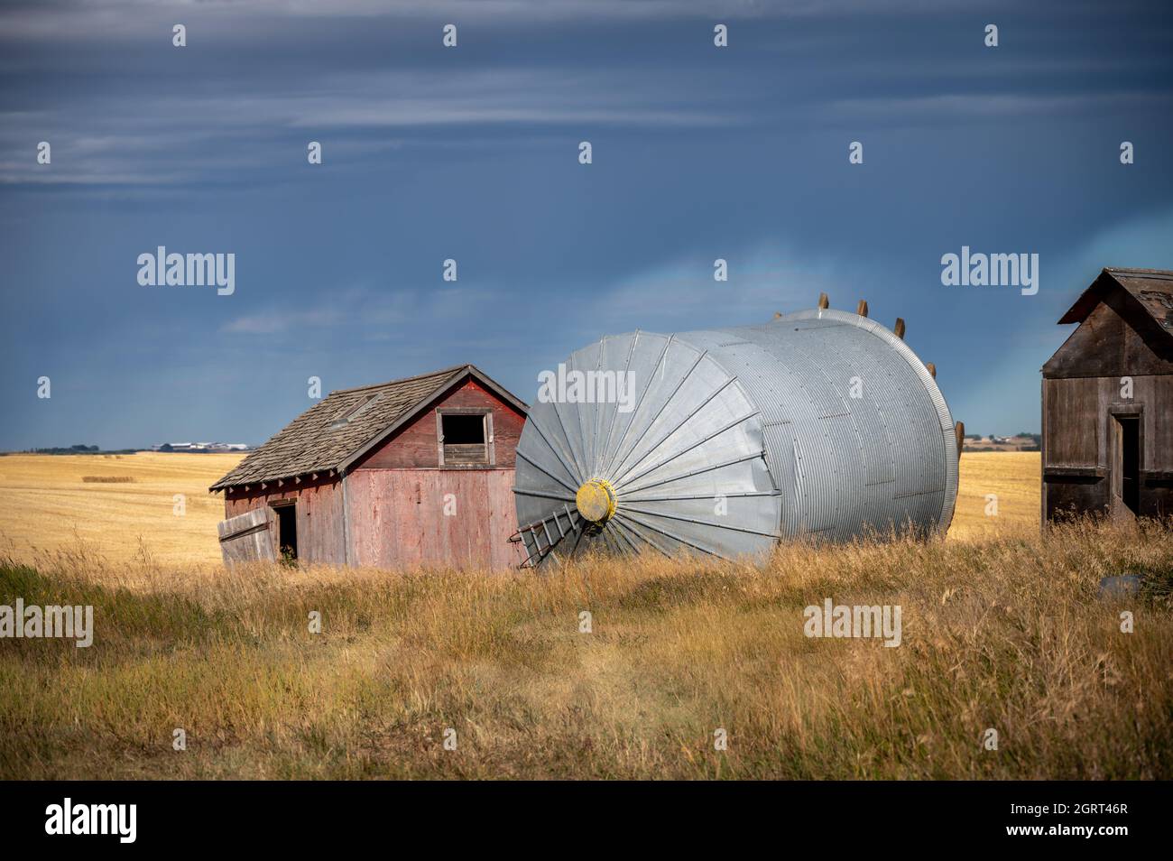 Old grain bins on the prairies of Alberta Stock Photo - Alamy