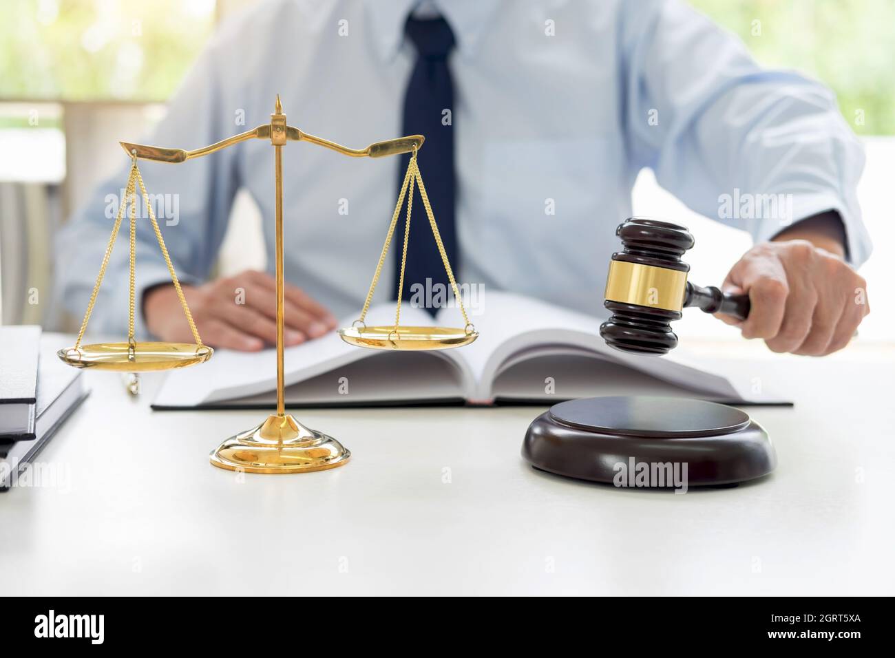 Gavel hitting hi-res stock photography and images - Alamy