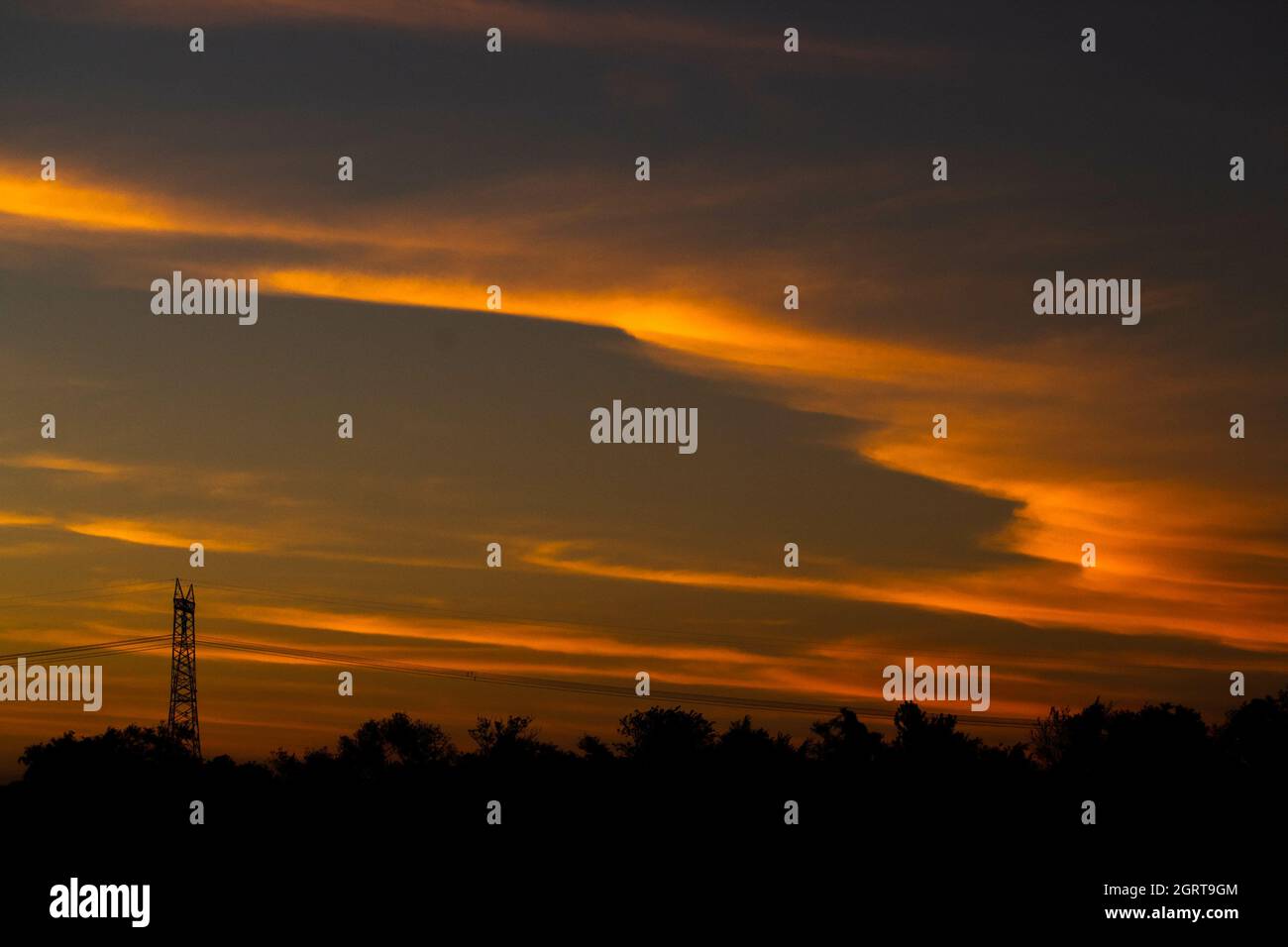 Breathtaking golden dusk sky with wispy clouds Stock Photo - Alamy