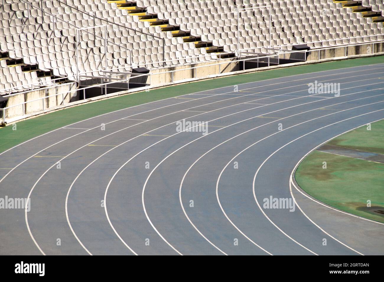 Grass running track markings hi-res stock photography and images - Alamy