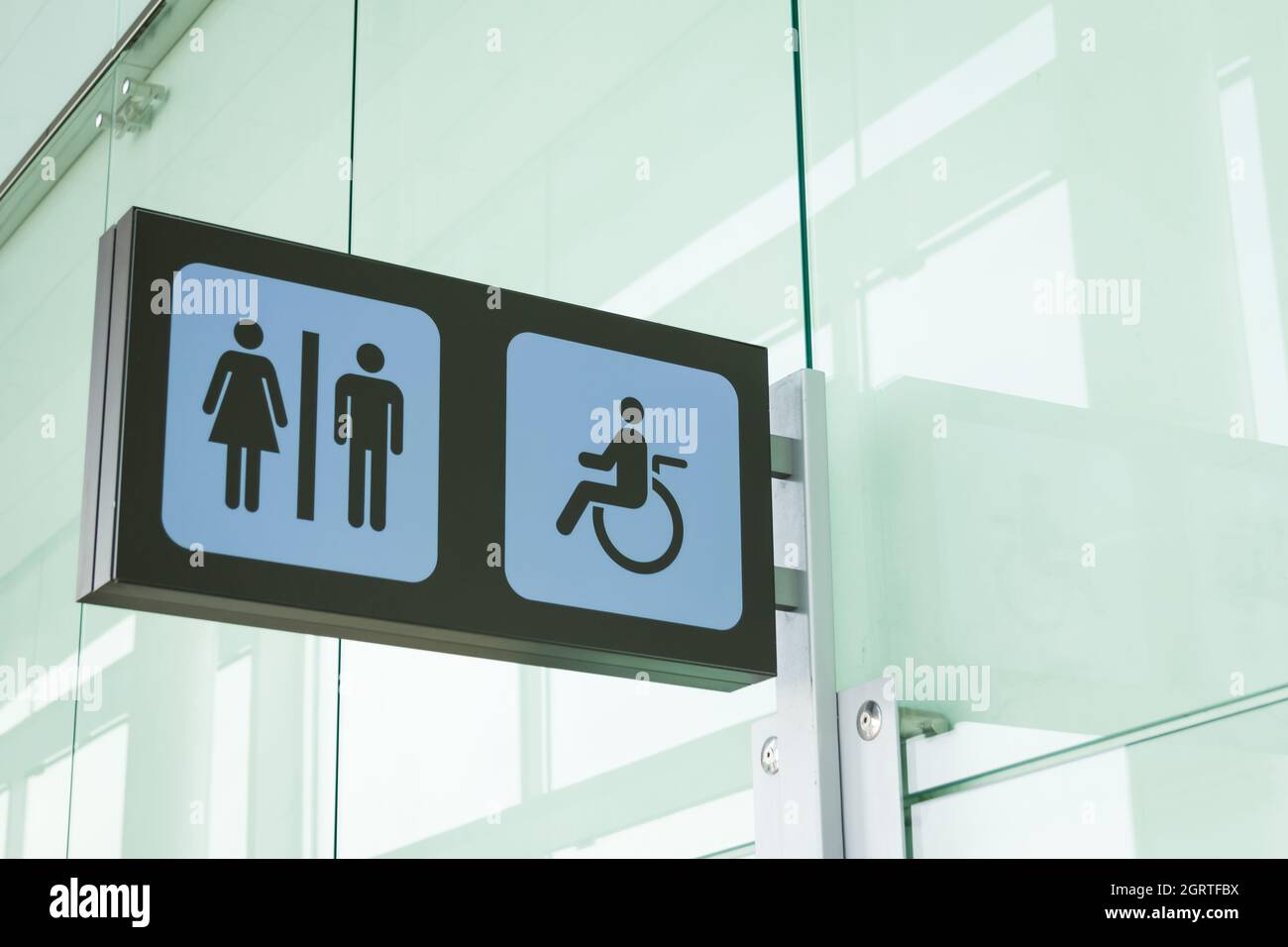 Disabled entrance sign hi-res stock photography and images - Alamy
