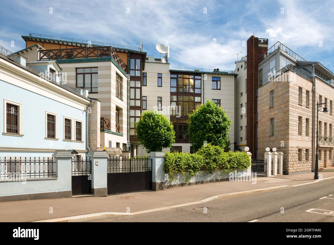 The architecture of old Moscow. 2nd Zachatyevsky lane Stock Photo - Alamy