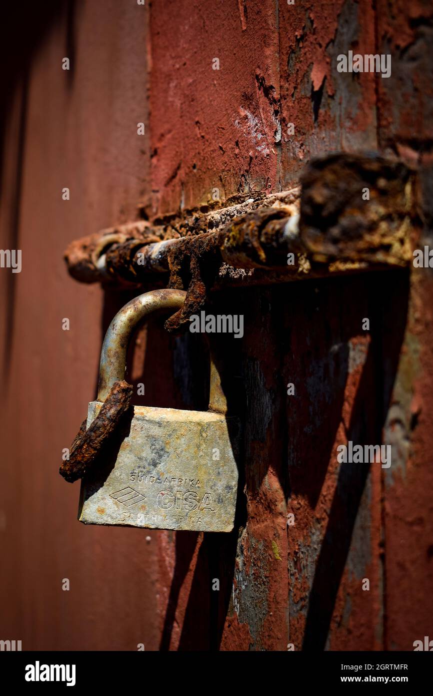 Vintage lock and chain hi-res stock photography and images - Alamy