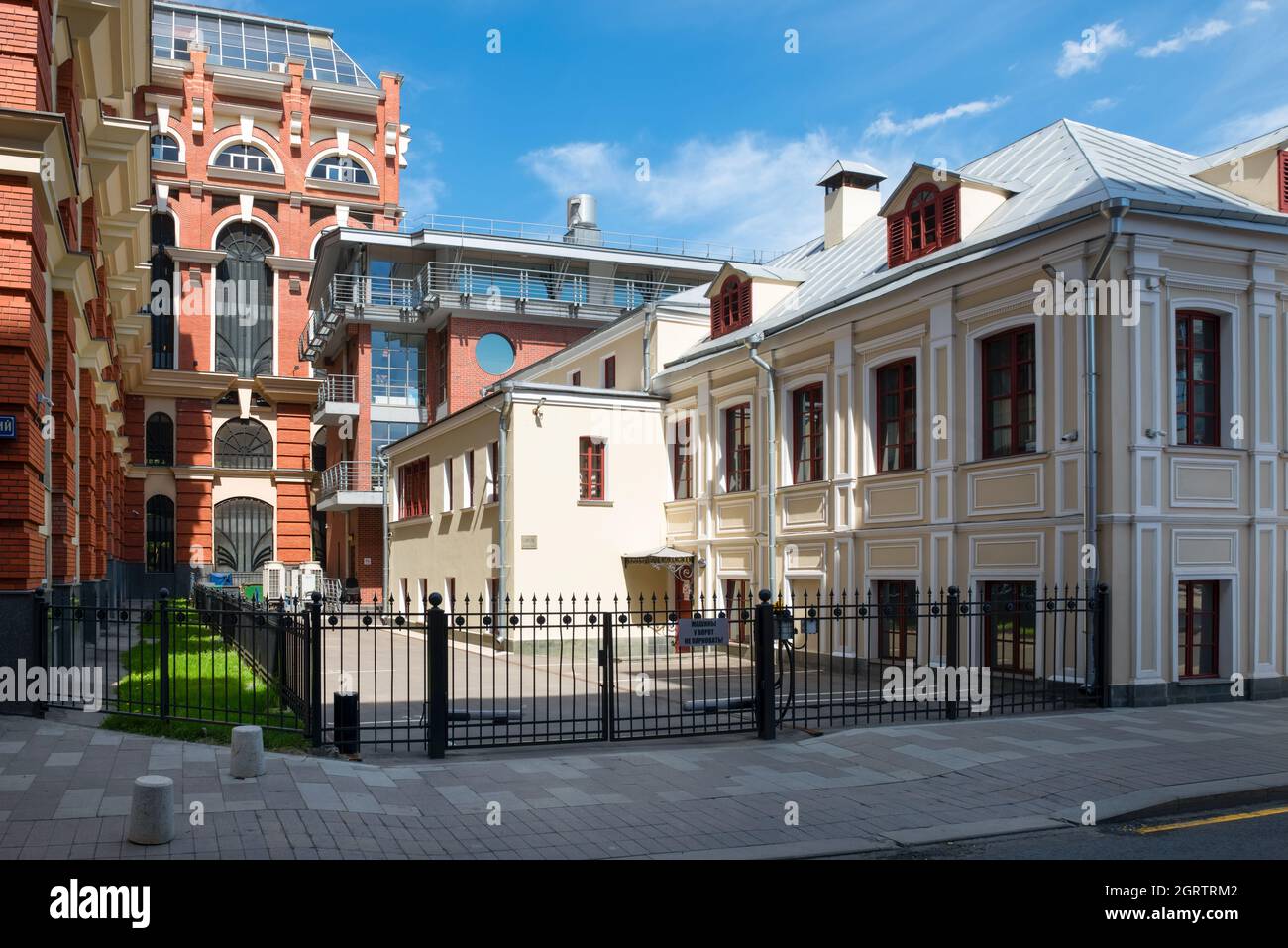 The architecture of old Moscow. 1st Golutvinsky lane Stock Photo - Alamy