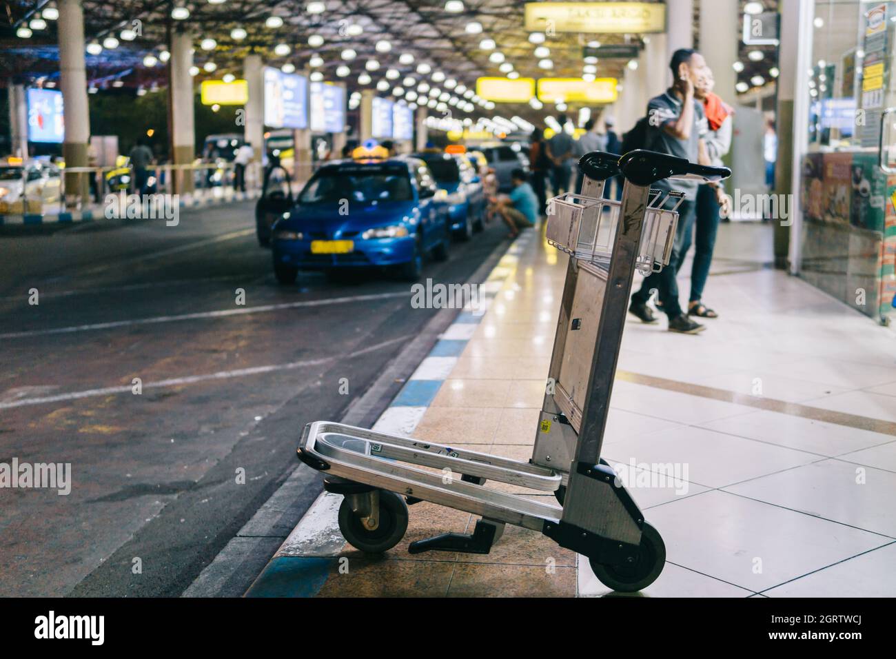 Airport trolley hi-res stock photography and images - Alamy