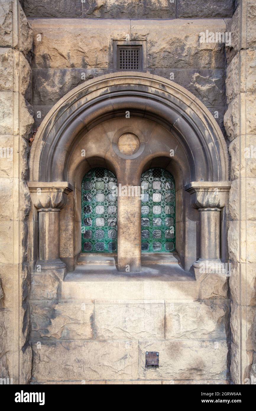 Ancient arch architectural feature hi-res stock photography and images ...