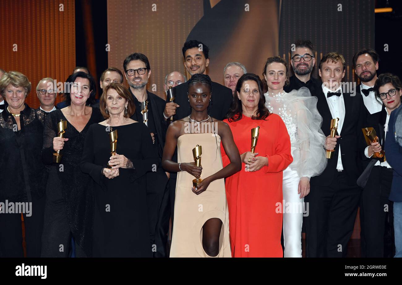 Berlin, Germany. 01st Oct, 2021. The award winners stand together on ...