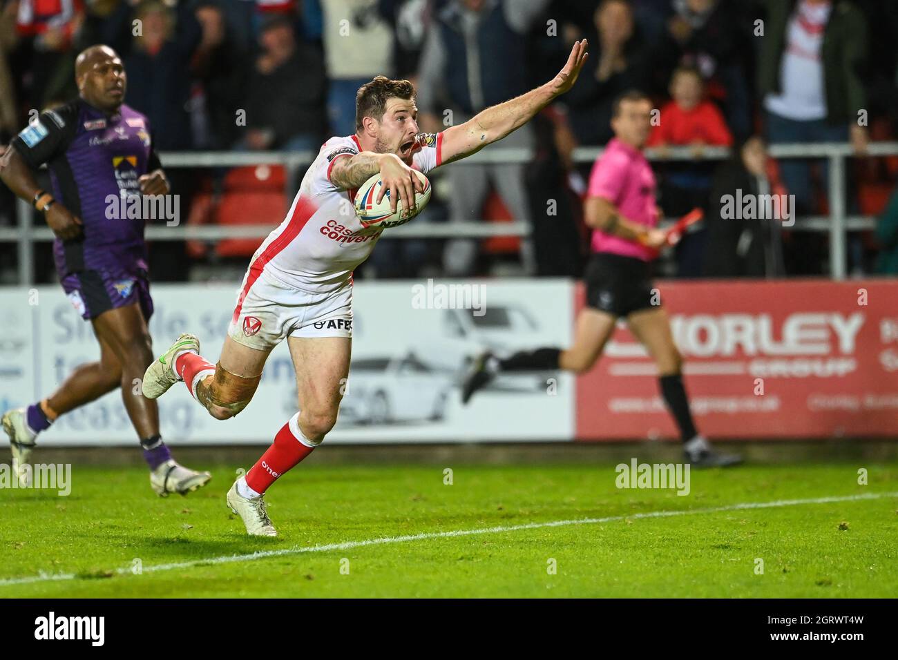 Mark Percival (4) of St Helens goes over for a try Stock Photo - Alamy